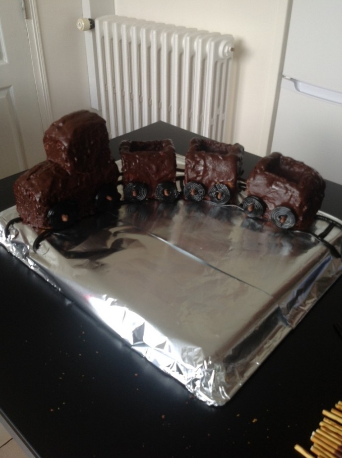 Gâteau d'anniversaire en forme de train - Les recettes de Delphine